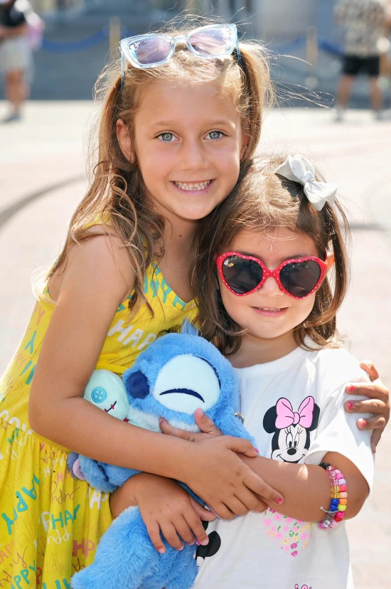 Dad gives his family vacation the reality show treatment in viral video ...